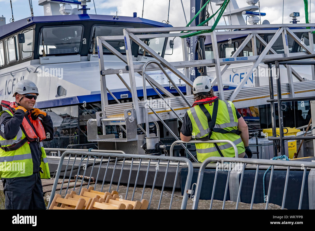 Great Yarmouth, Norfolk, UK – September 08 2019. Workmen mooring the ...