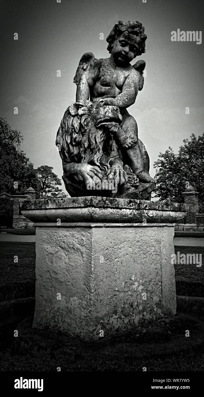 Angel lion hi-res stock photography and images - Alamy