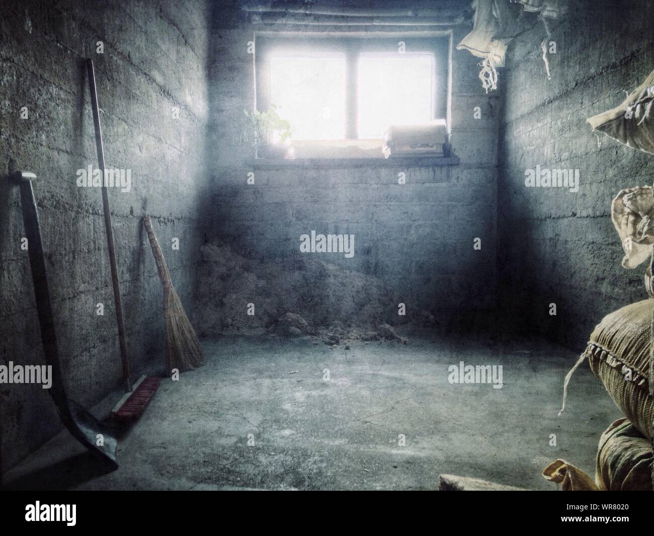 Empty room with window hi-res stock photography and images - Alamy