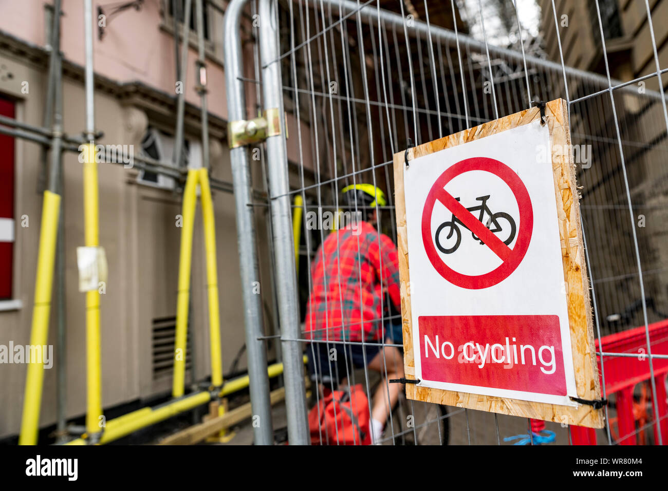No Cycling Sign. Oxford, Oxfordshire UK 31/08/19: Warning sign on Turl ...