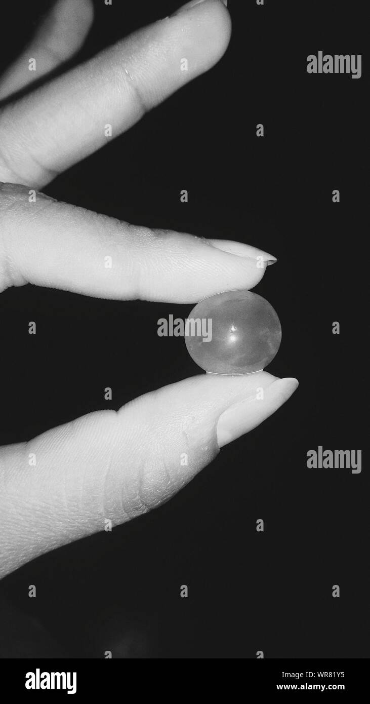 Pearl hand hi-res stock photography and images - Alamy