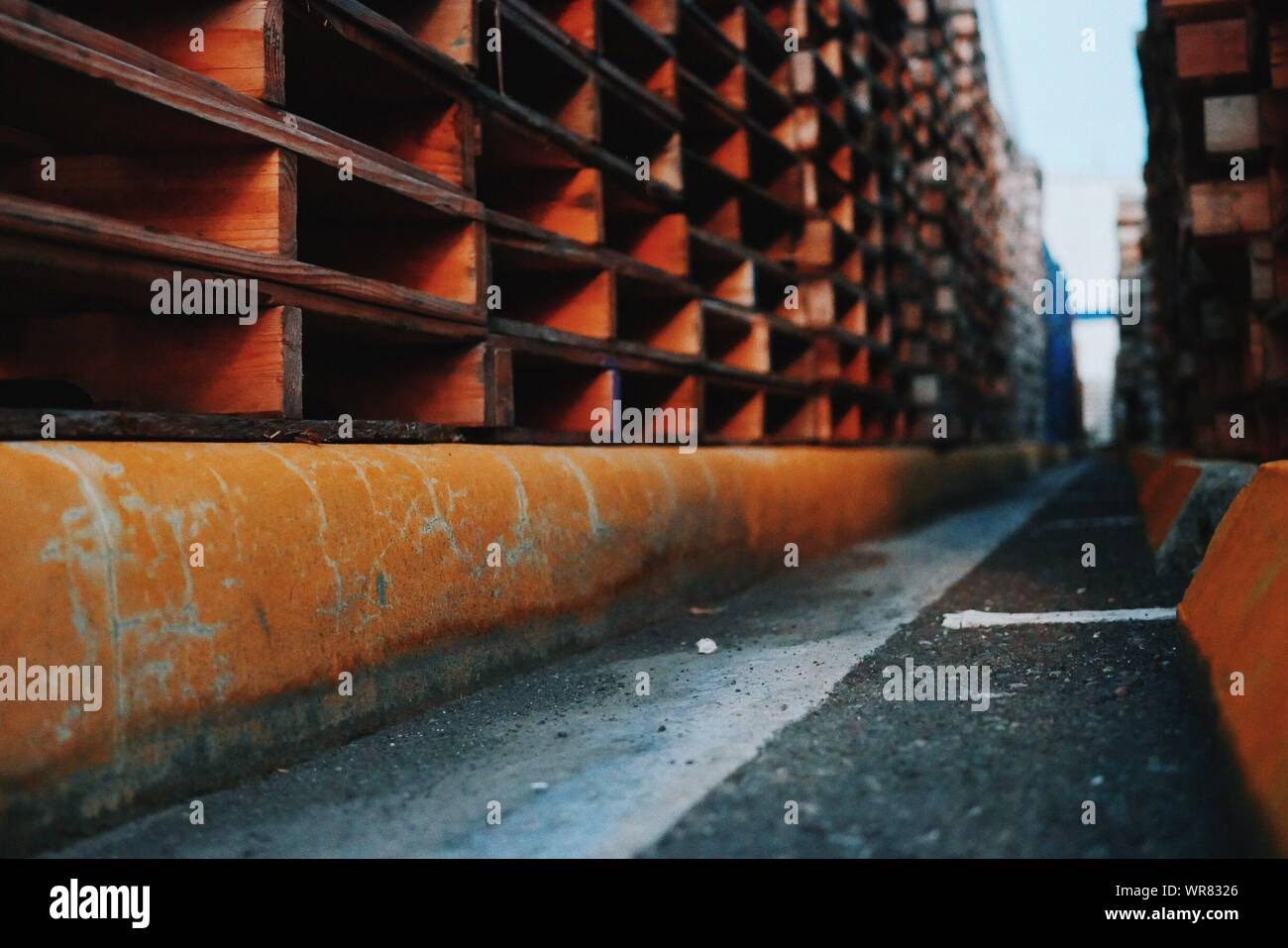 Yellow pallets hi-res stock photography and images - Alamy