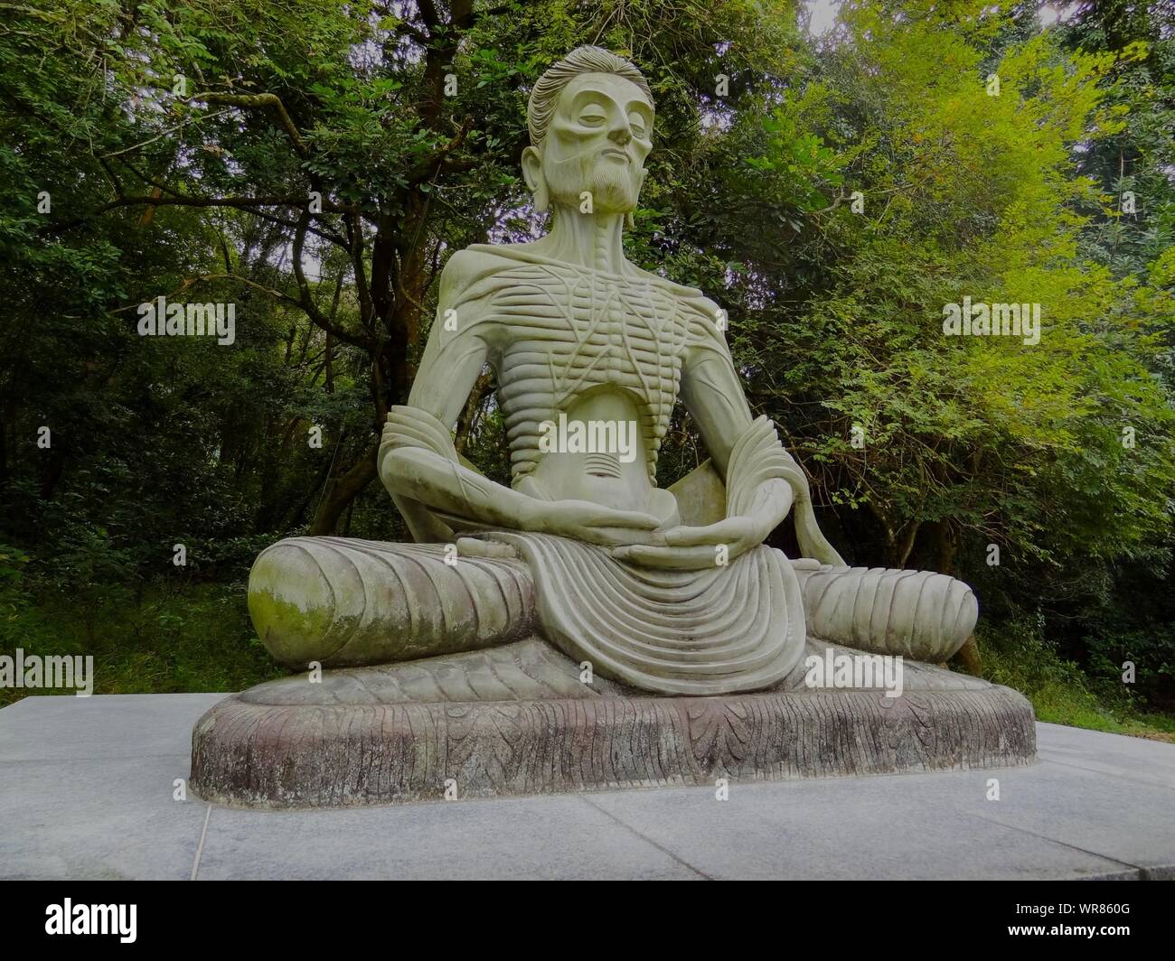 Statue of meditation hi-res stock photography and images - Alamy