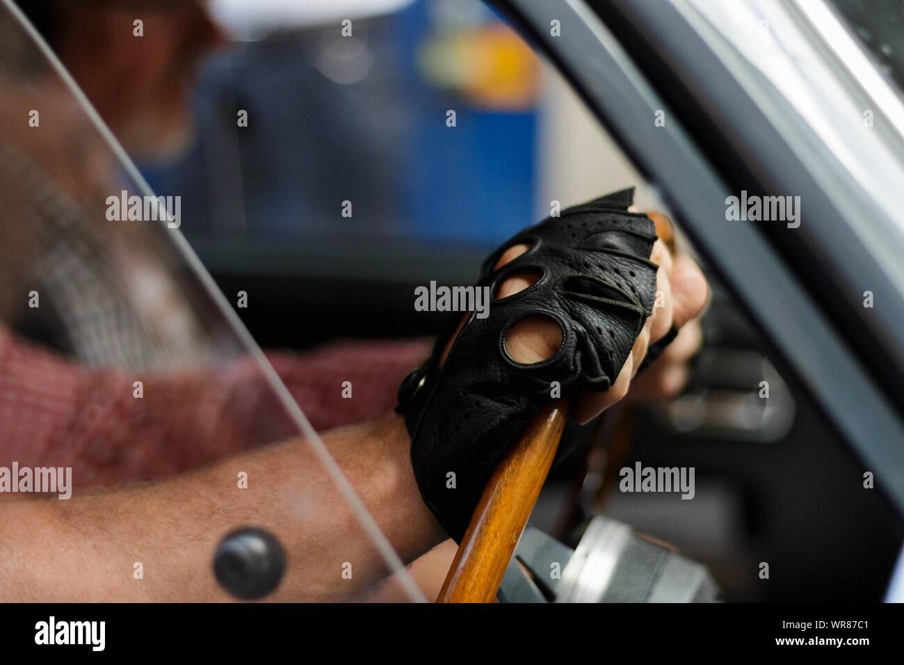 Men in car hi-res stock photography and images - Alamy