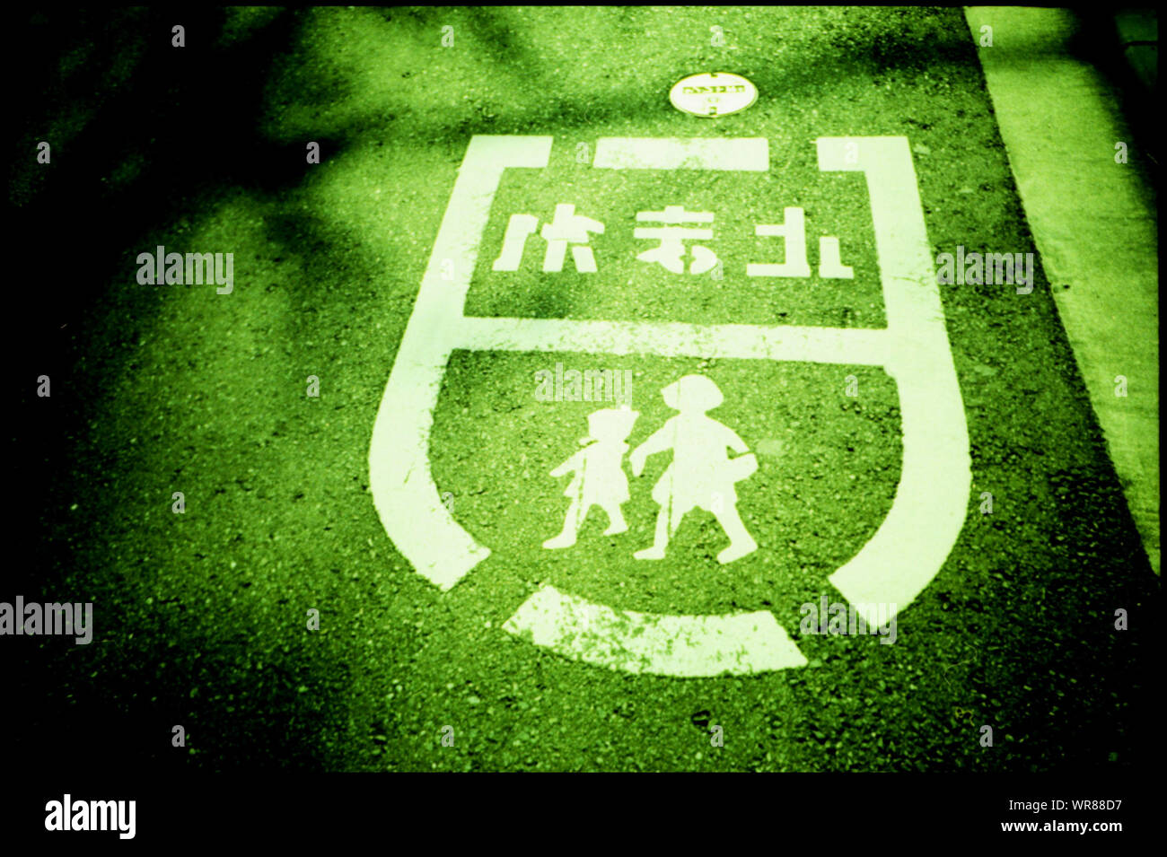 School children crossing road sign hi-res stock photography and images ...