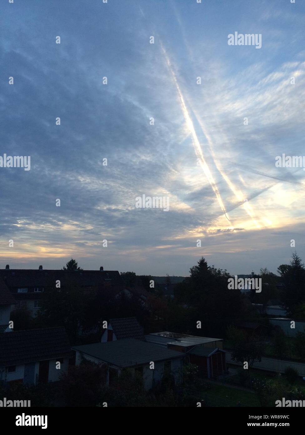 Contrail in sky hi-res stock photography and images - Alamy