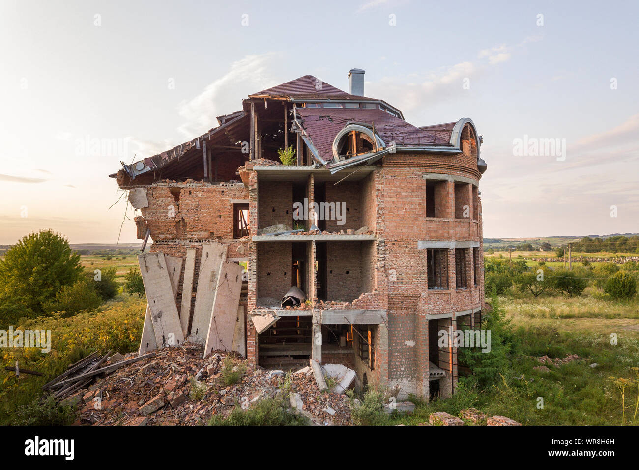 Old ruined building after earthquake. A collapsed brick house Stock ...