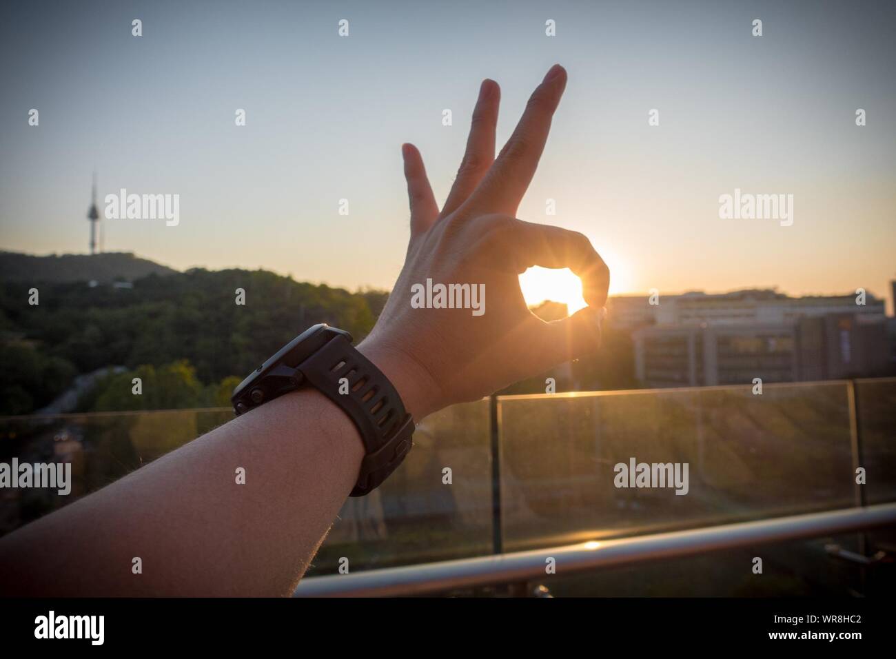 Forced perspective hand hi-res stock photography and images - Alamy