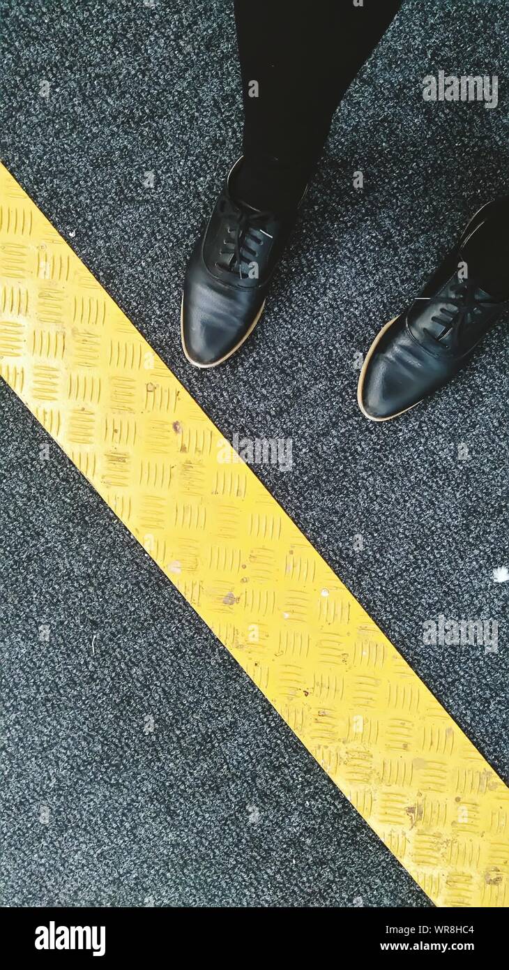 Yellow Dividing Line High Resolution Stock Photography and Images - Alamy