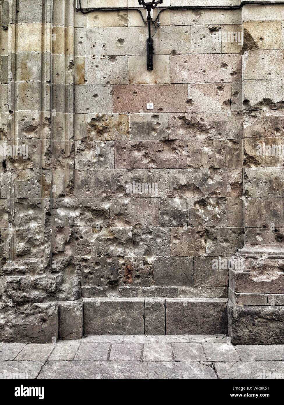 Destruction bombing building exterior damaged hi-res stock photography ...