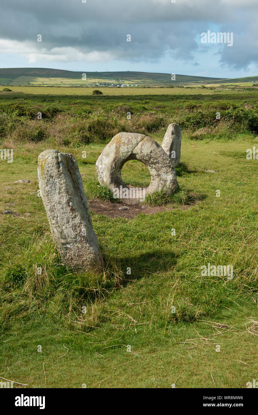 Men-an-Tol (holed stone) archeological megalith and standing stones ...