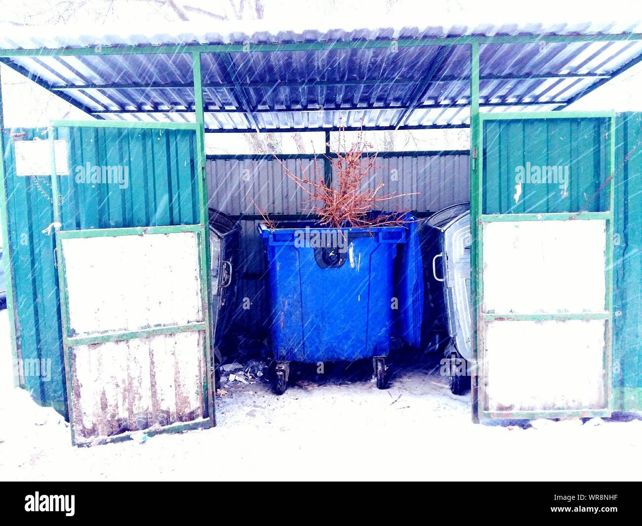 Garbage in tree hi-res stock photography and images - Alamy