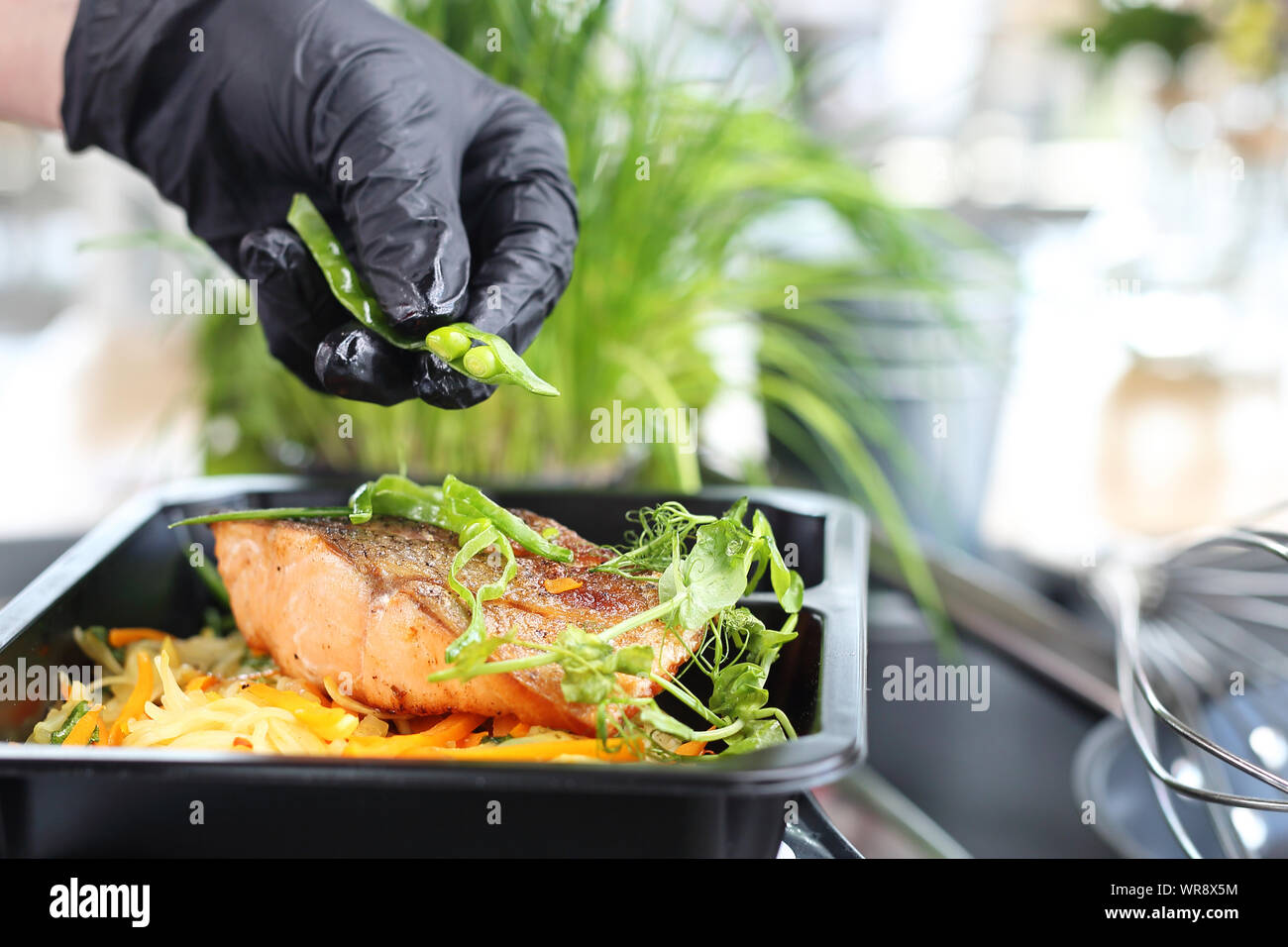 Box diet. The cook prepares take-out dishes Stock Photo - Alamy
