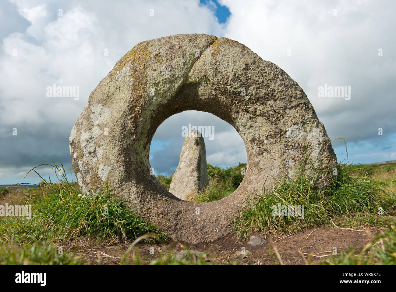 Men-an-Tol (holed stone) archeological megalith and standing stones ...
