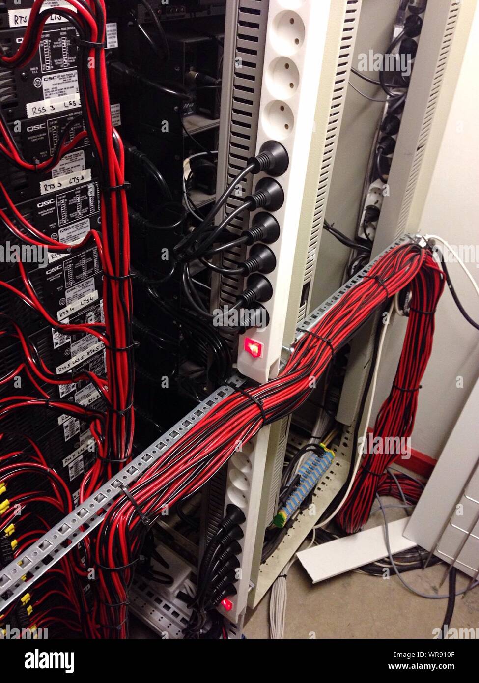 Black electrical cables hi-res stock photography and images - Alamy