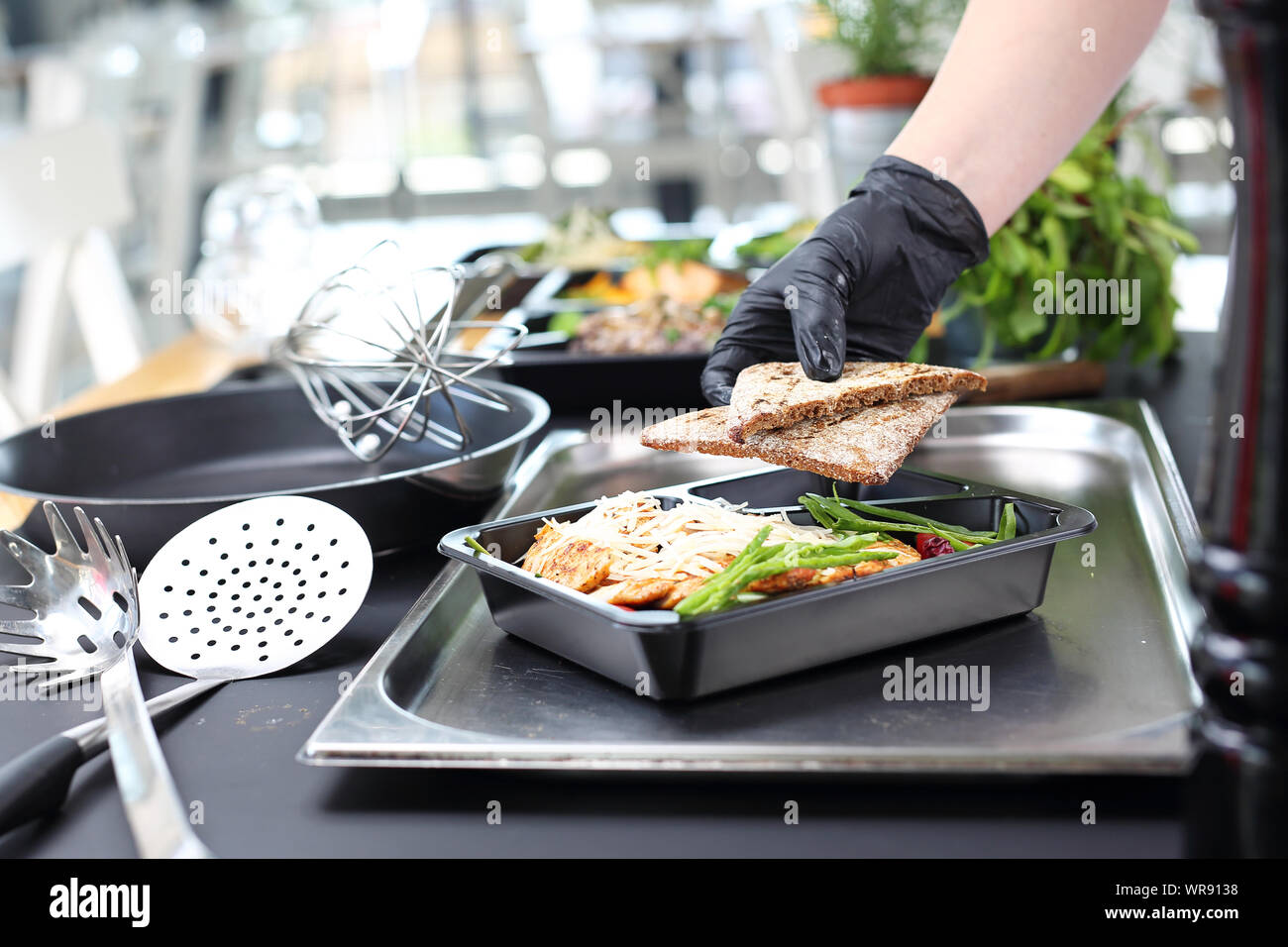 Dietetic catering. Chicken fillet with wholemeal bread and vegetables ...