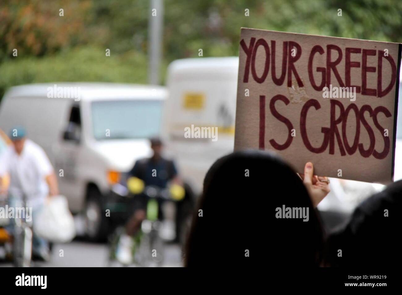 Woman holding sign hi-res stock photography and images - Alamy