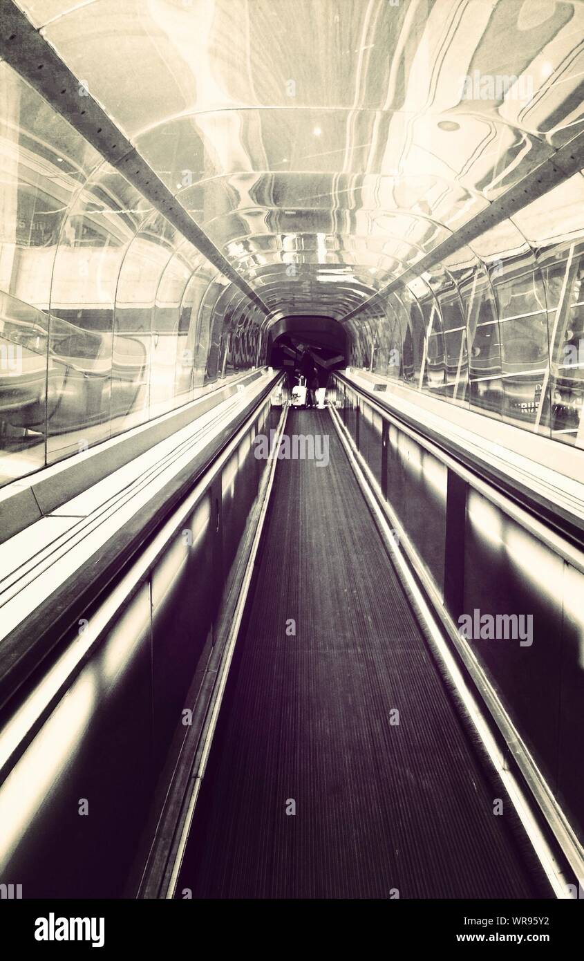 Travelator hi-res stock photography and images - Alamy