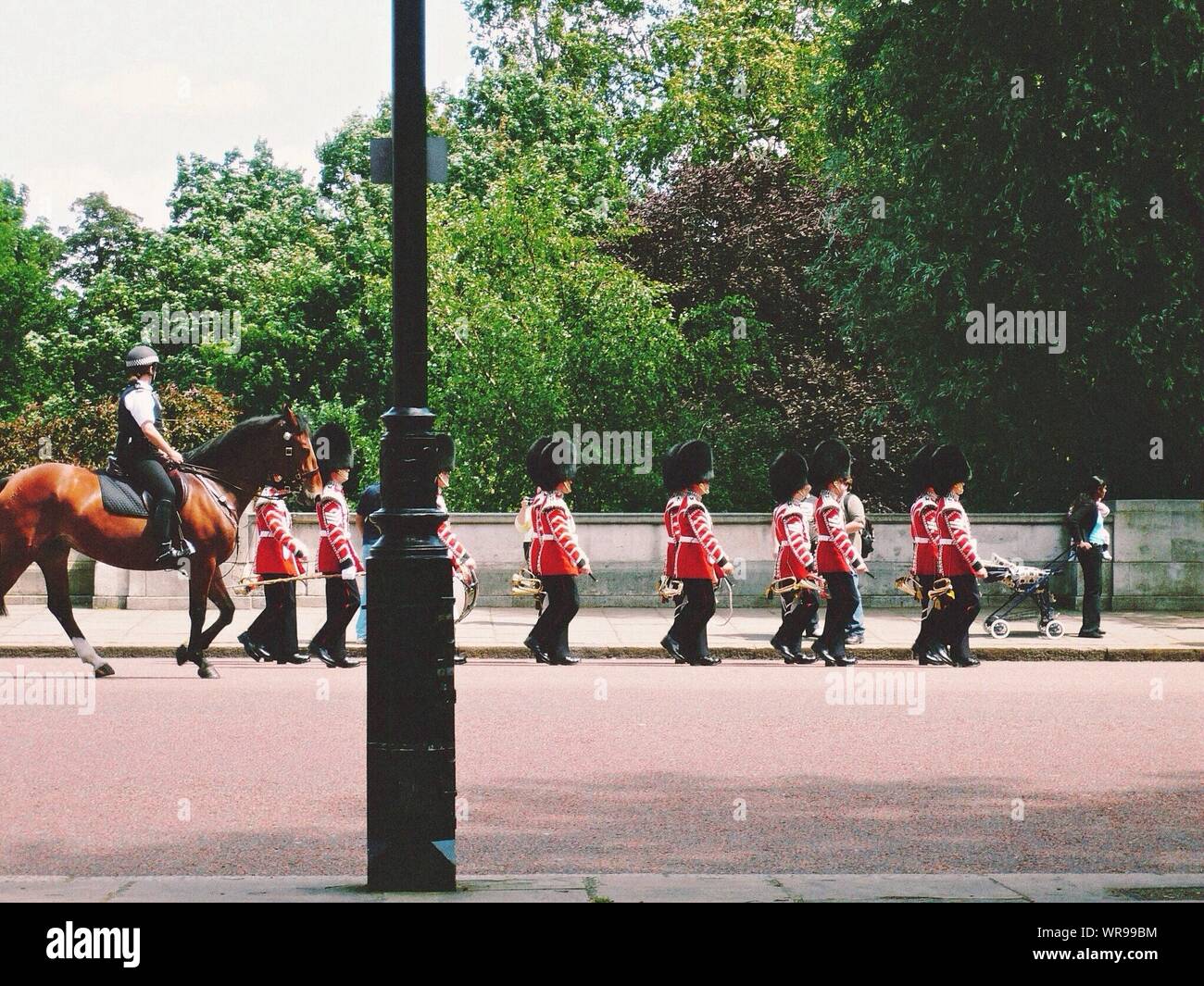 Army soldiers marching parade hi-res stock photography and images - Alamy
