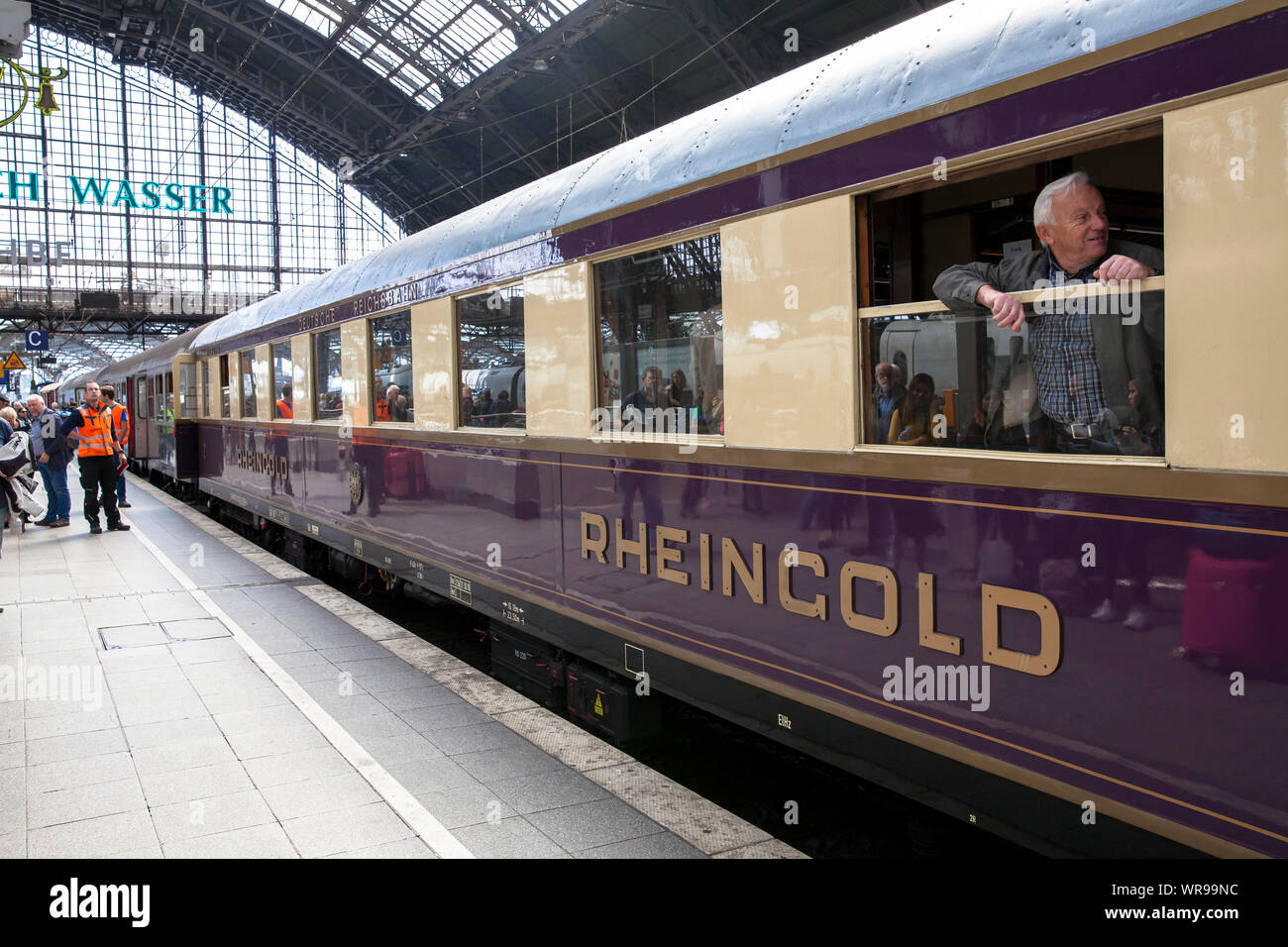 historical Rheingold train in the main station, Cologne, Germany. historischer Rheingold Zug im ...