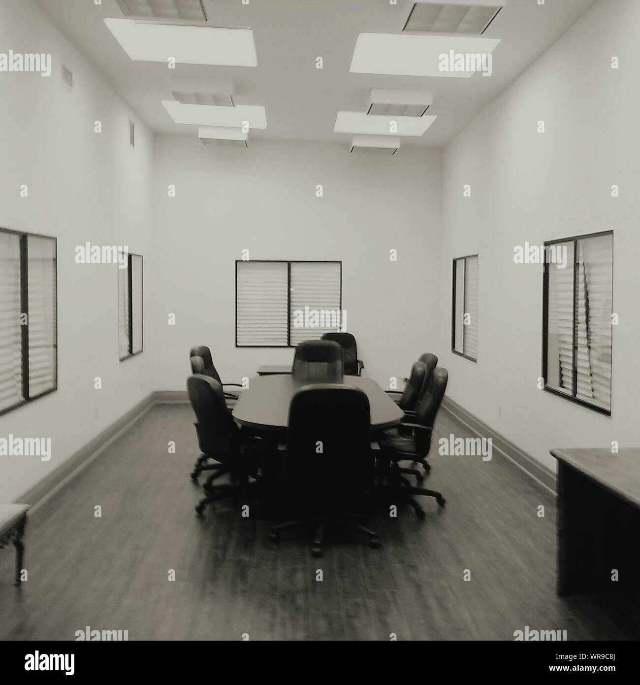 Empty office floor absence hi-res stock photography and images - Alamy