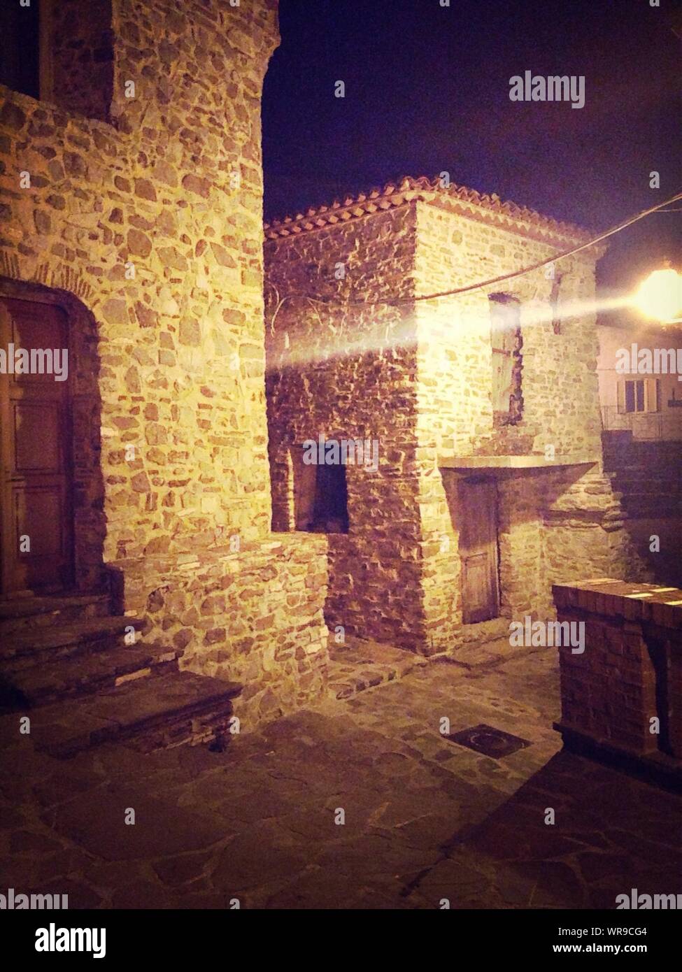 Old fashioned stone buildings hi-res stock photography and images - Alamy