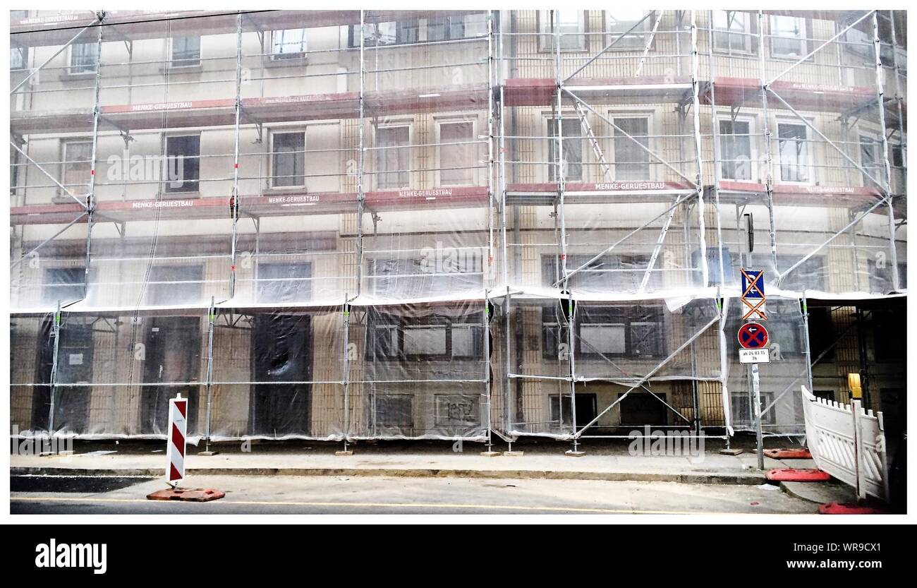 Scaffolding wall hi-res stock photography and images - Alamy