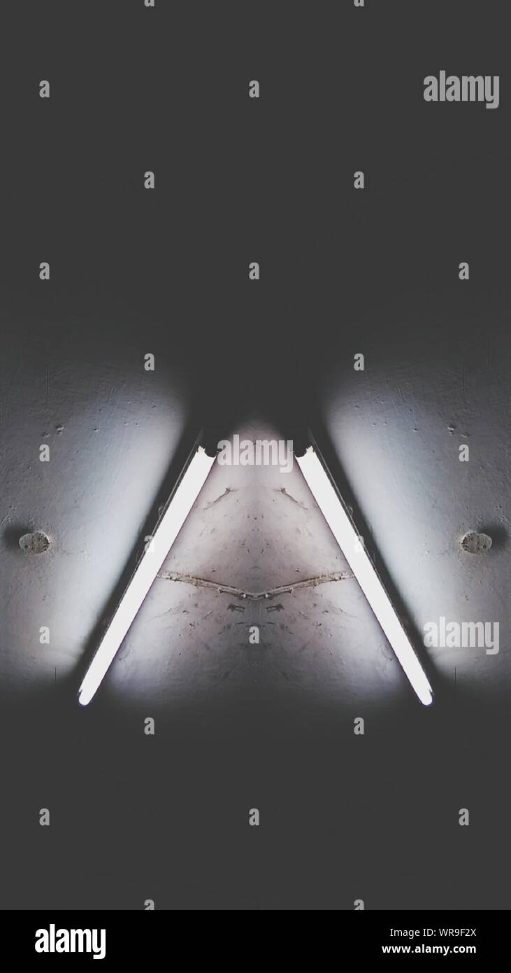 Symmetry low angle view hi-res stock photography and images - Alamy