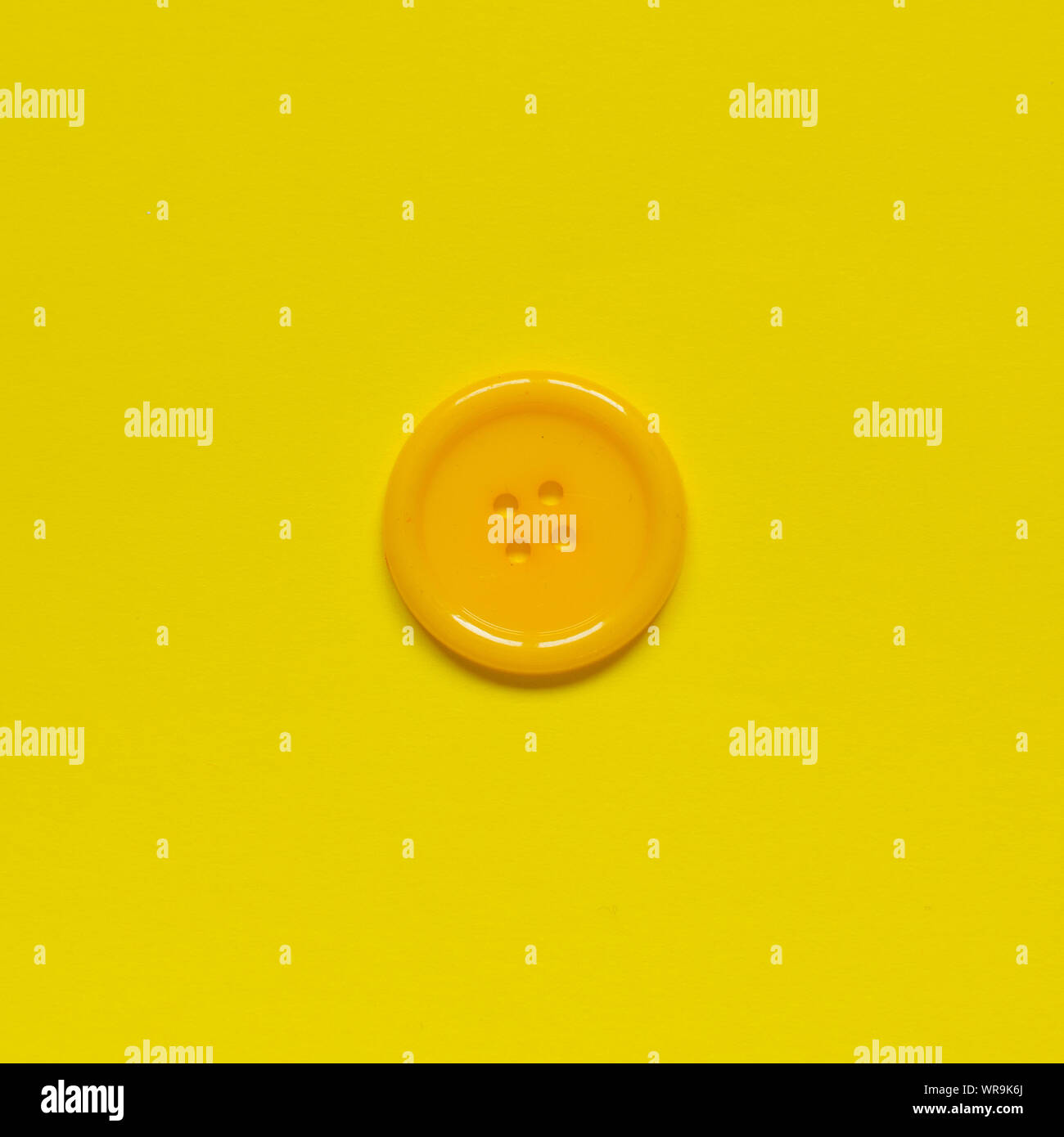 Yellow sewing button pattern hi-res stock photography and images - Alamy