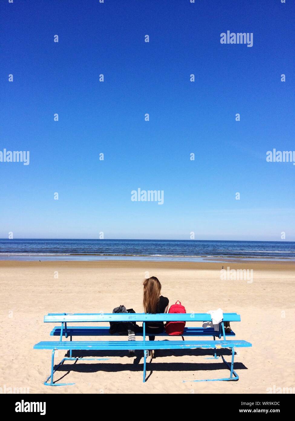 People sitting bench beach sand hi-res stock photography and images - Alamy
