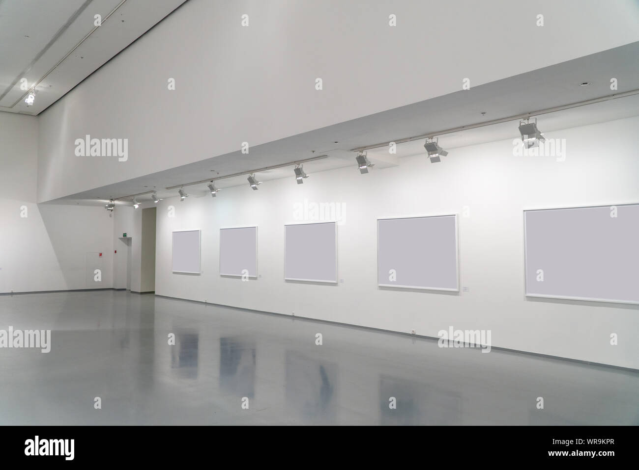 Exhibition gallery room hi-res stock photography and images - Alamy