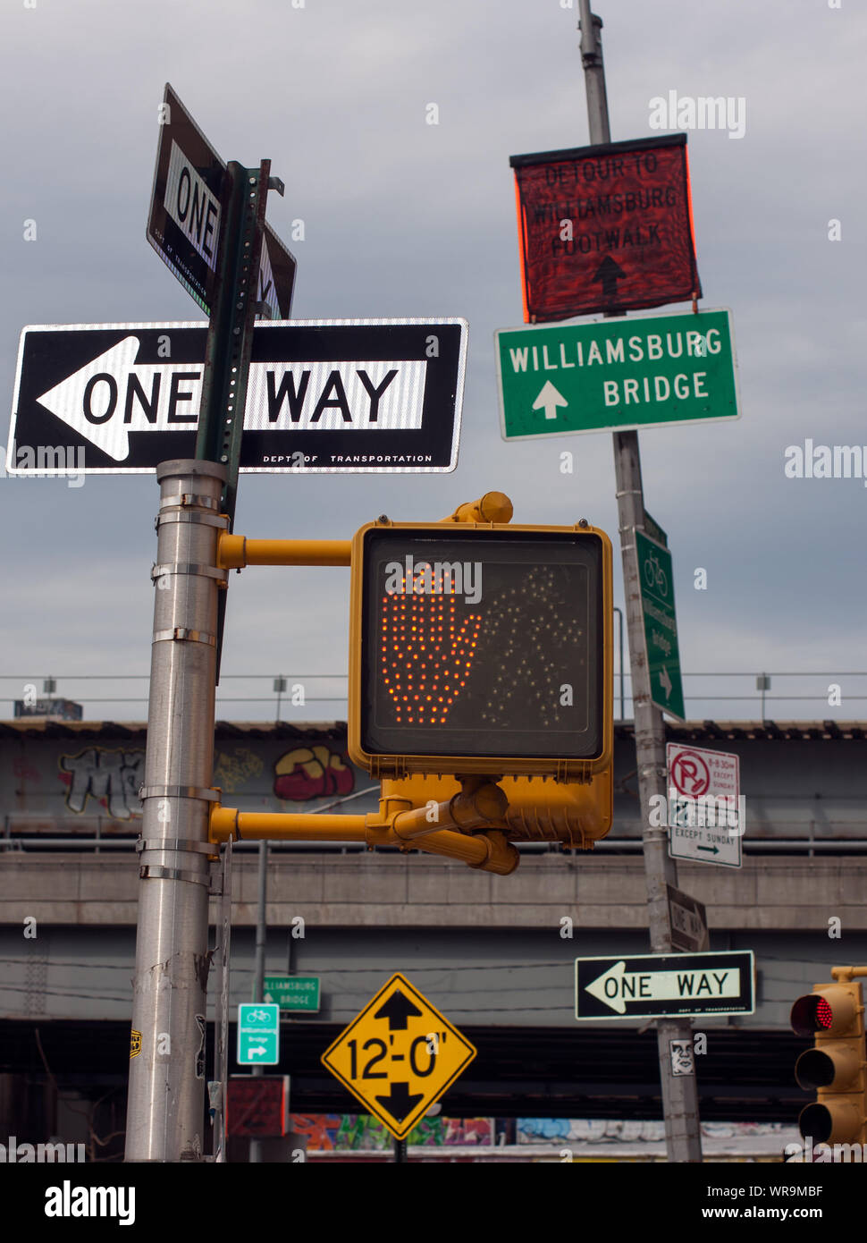 Walk signal hi-res stock photography and images - Alamy