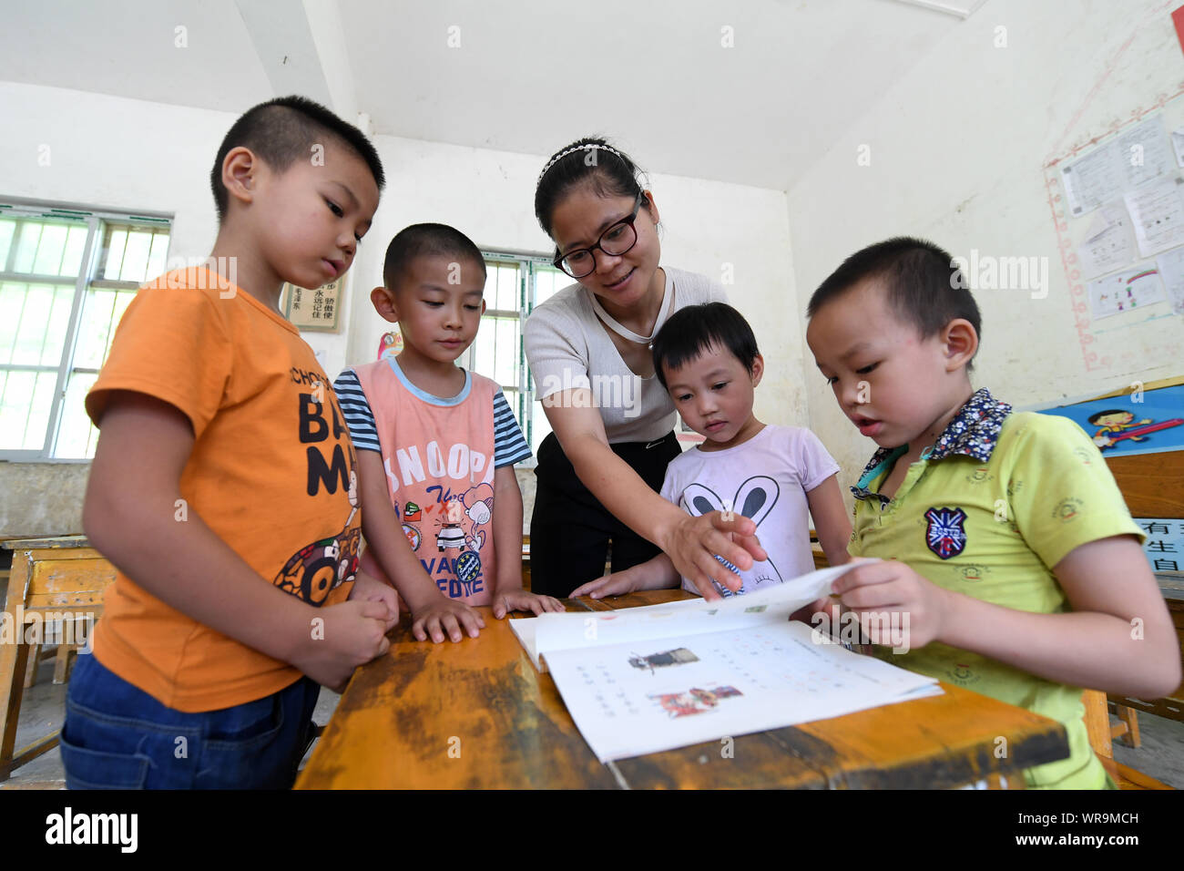 (190910) -- NANNING, Sept. 10, 2019 (Xinhua) -- Teacher Lan Qiaochun ...