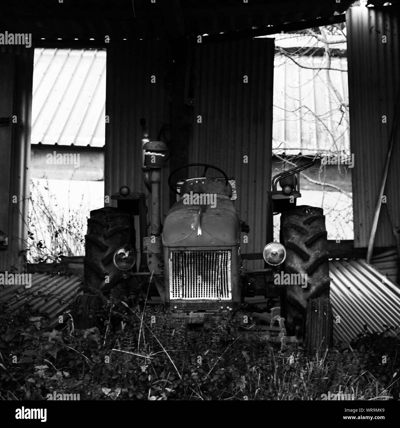 Tractor barn hi-res stock photography and images - Alamy