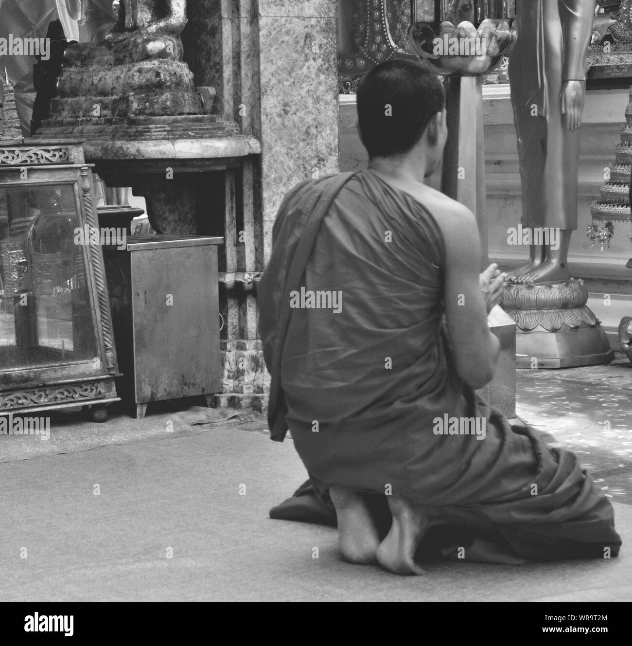 Kneeling Black and White Stock Photos & Images - Alamy