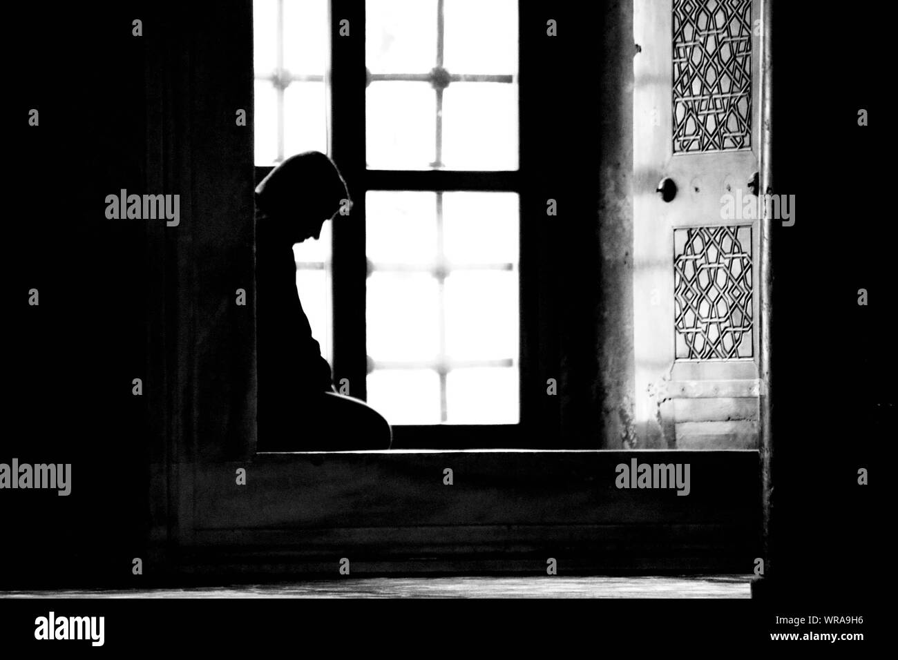 Man kneeling and praying hi-res stock photography and images - Alamy