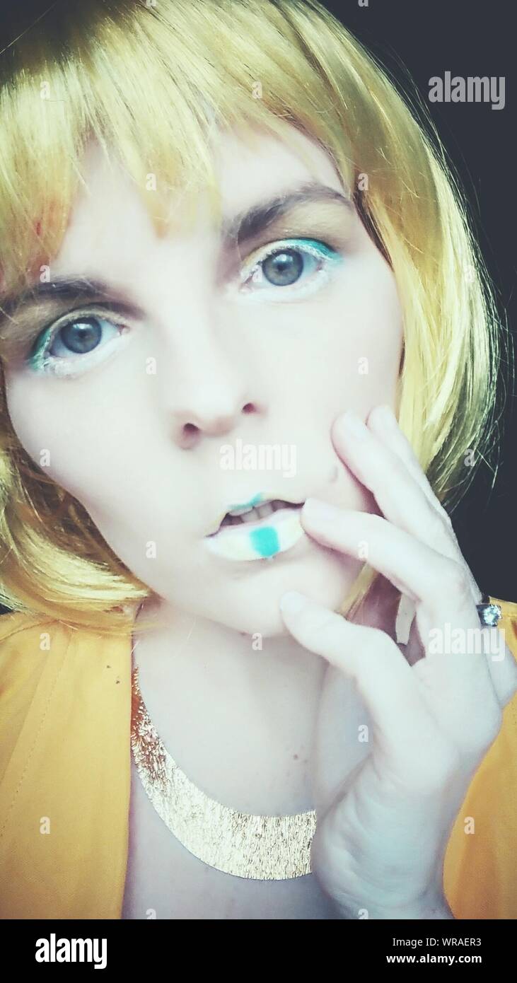 People looking up low angle hi-res stock photography and images - Alamy