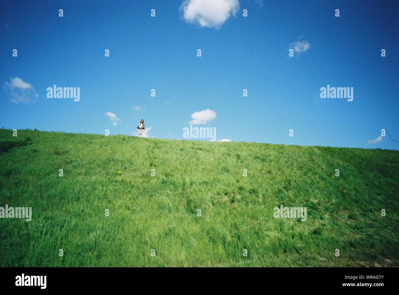 Hillside green field hi-res stock photography and images - Alamy