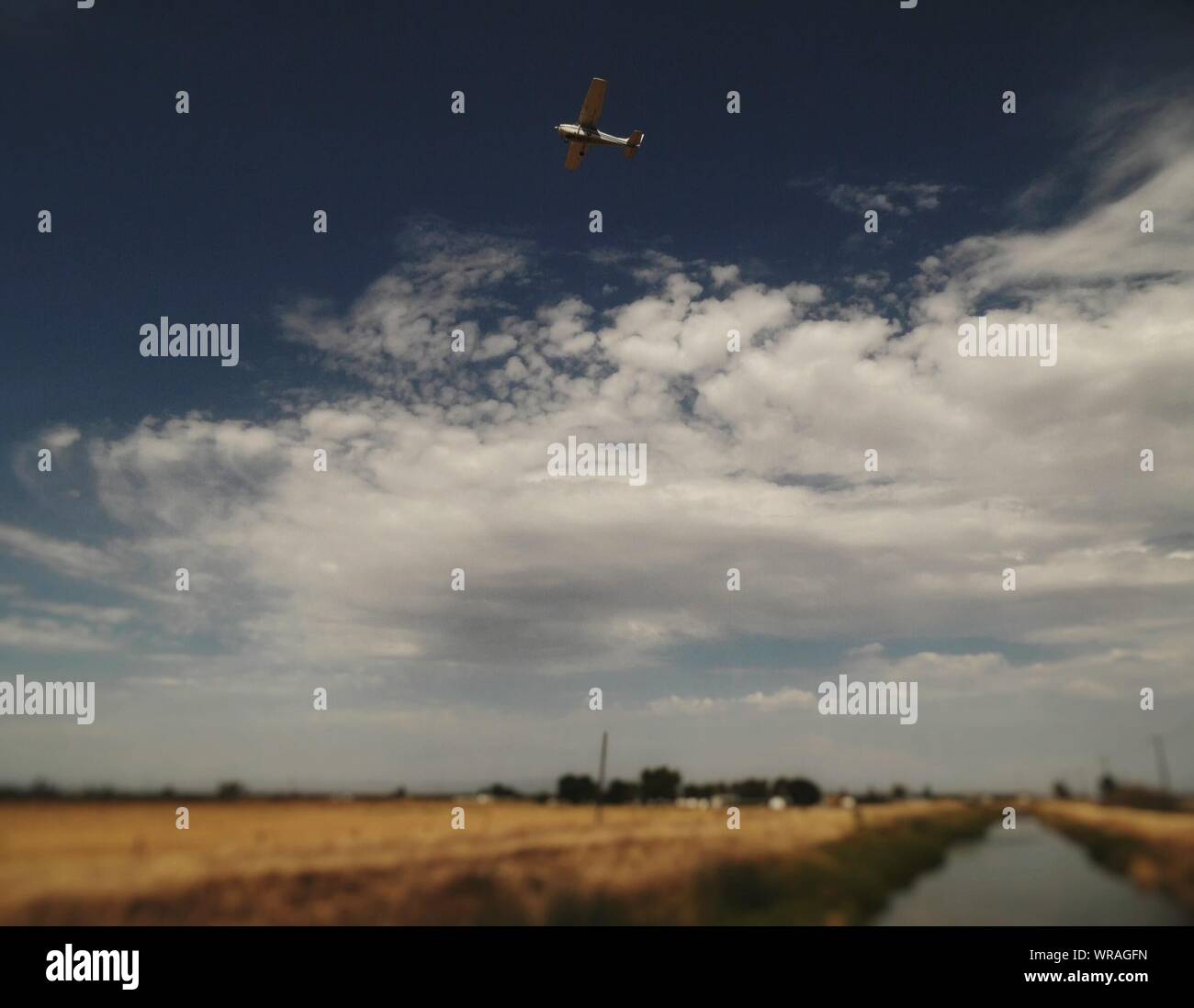 Airplane flying over agricultural field hi-res stock photography and ...