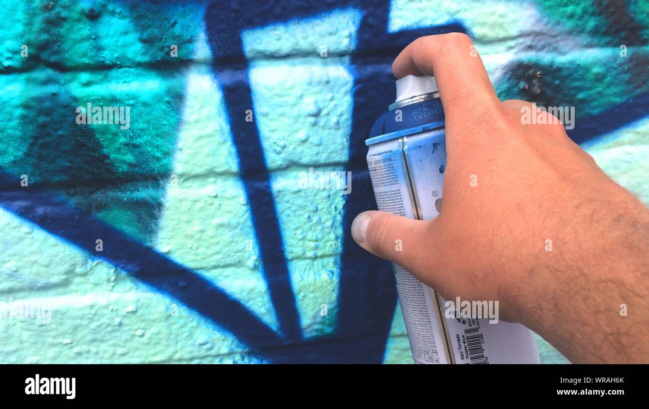 Hand spray painting hi-res stock photography and images - Alamy
