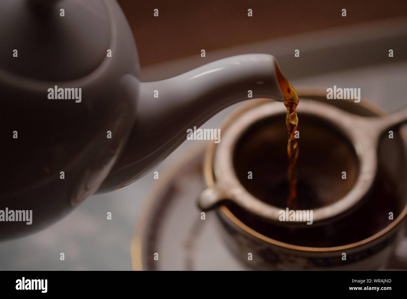 Pouring tea hi-res stock photography and images - Alamy