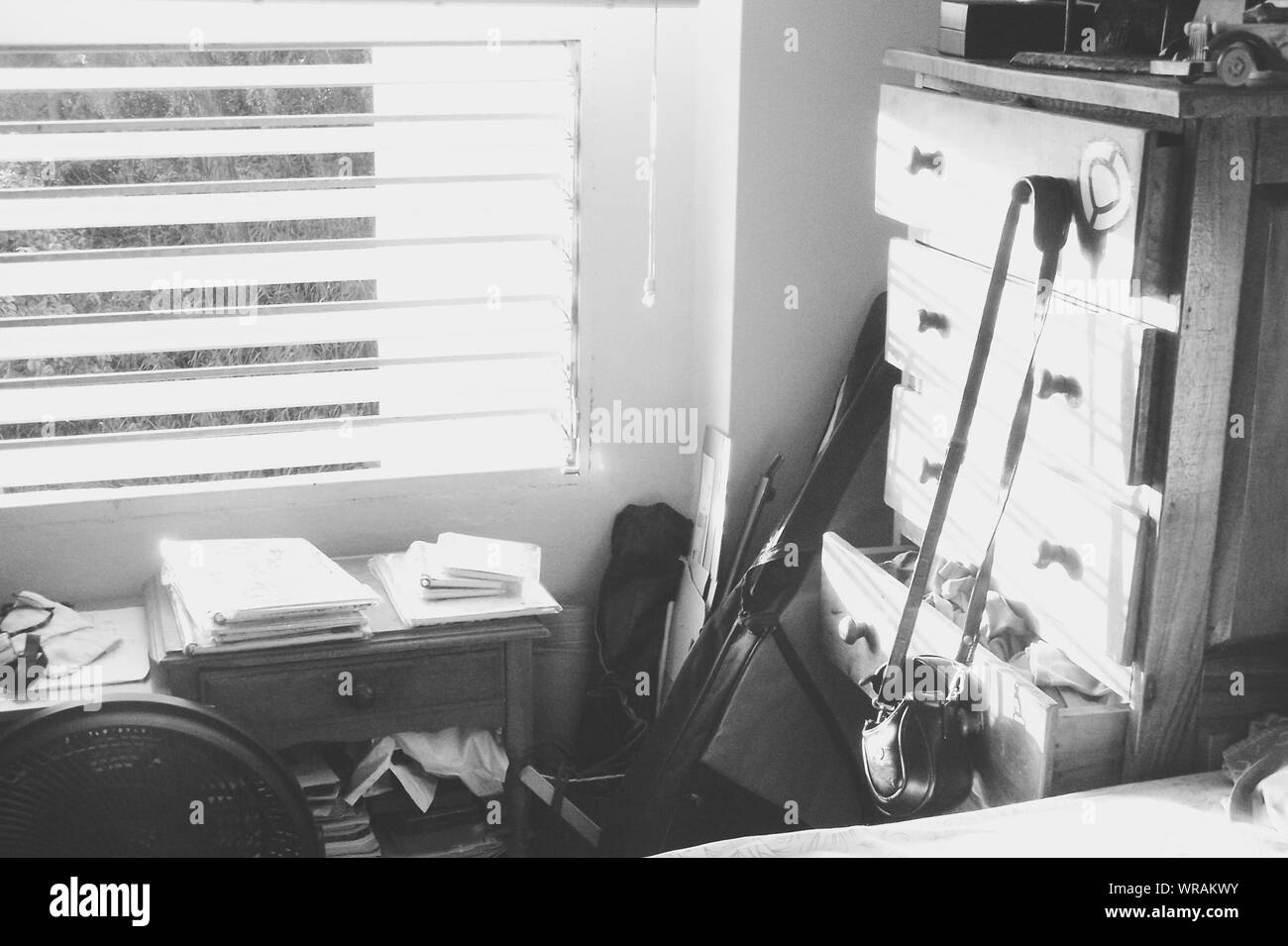 Desk study hi-res stock photography and images - Alamy