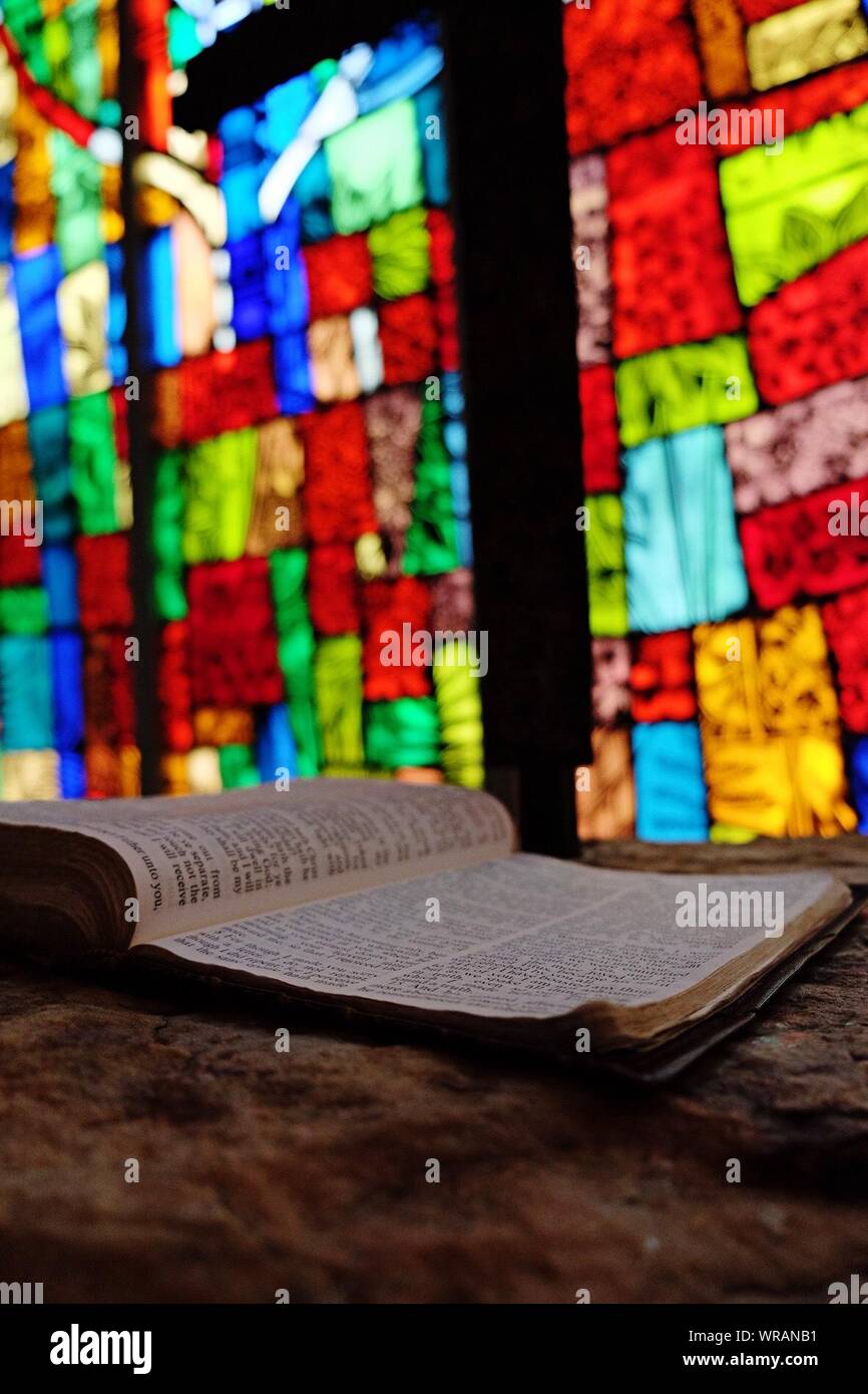 Open bible table hi-res stock photography and images - Alamy