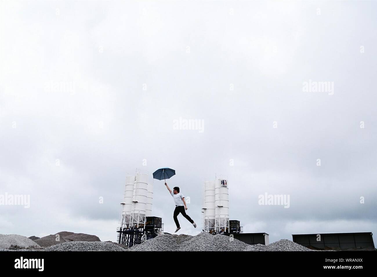 Umbrella construction hi-res stock photography and images - Alamy