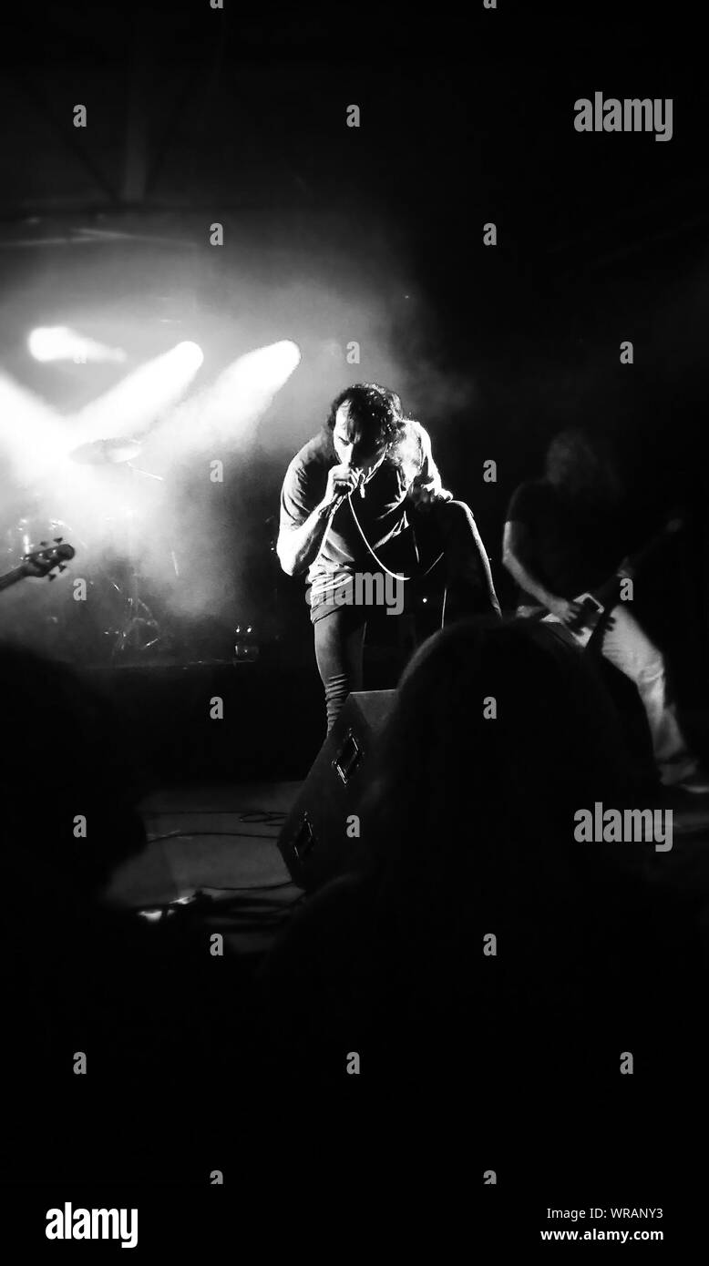 Singing at concert hi-res stock photography and images - Alamy