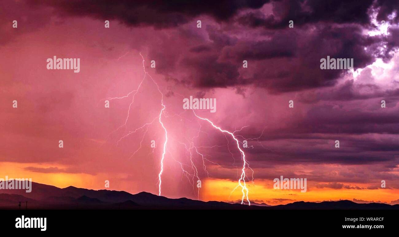 Lightning at sunset hi-res stock photography and images - Alamy