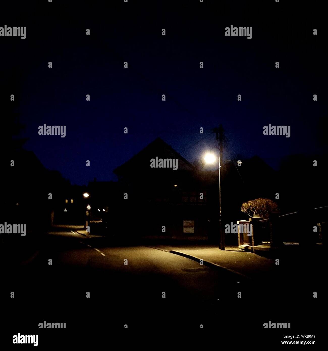 Street light by roadside hi-res stock photography and images - Alamy