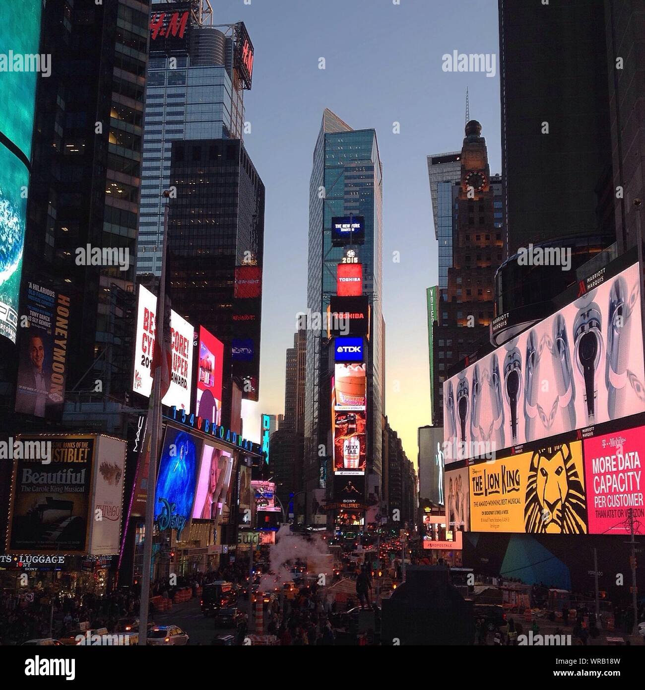 High building advertising billboard hi-res stock photography and images ...