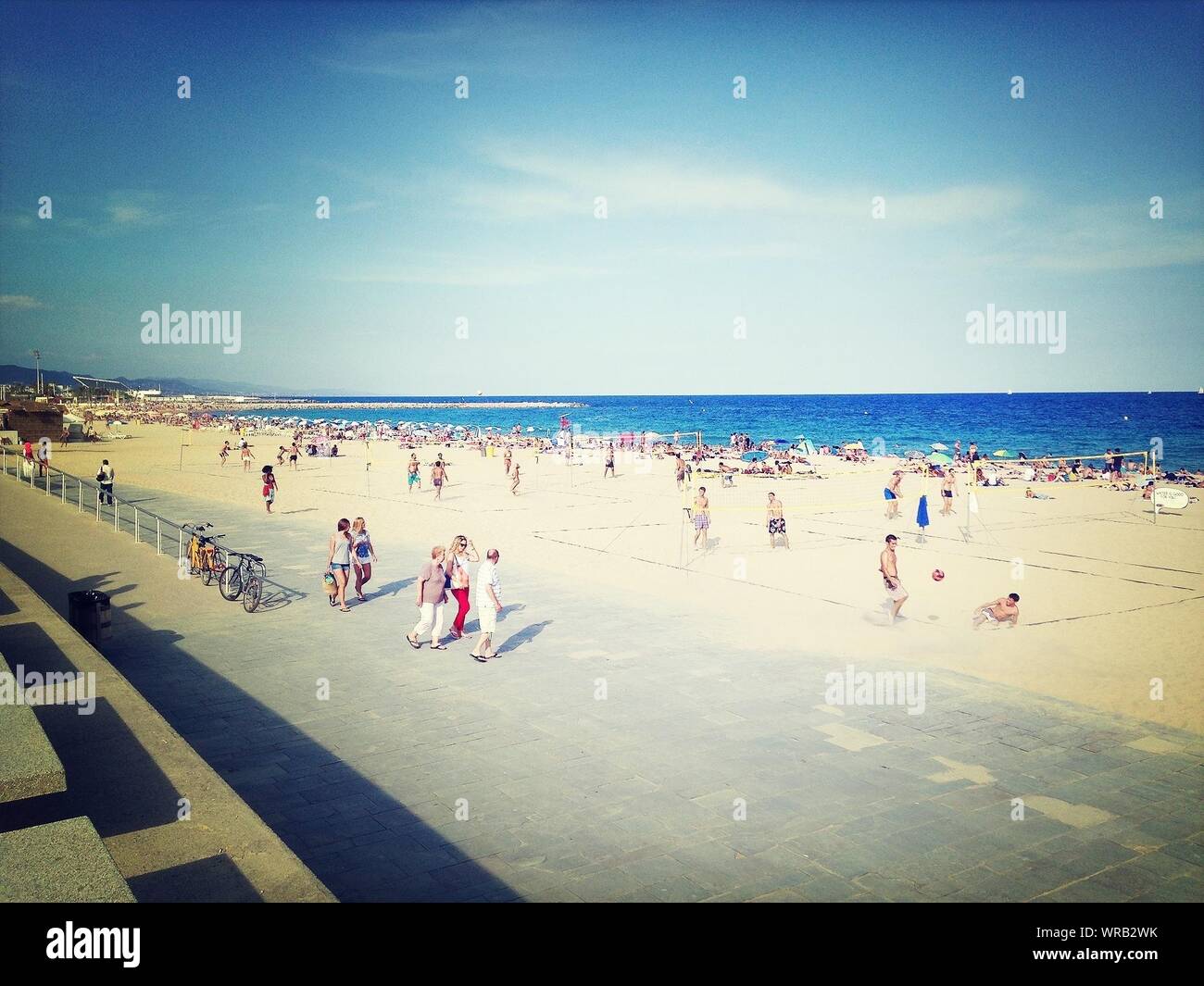 Group people beach hi-res stock photography and images - Alamy