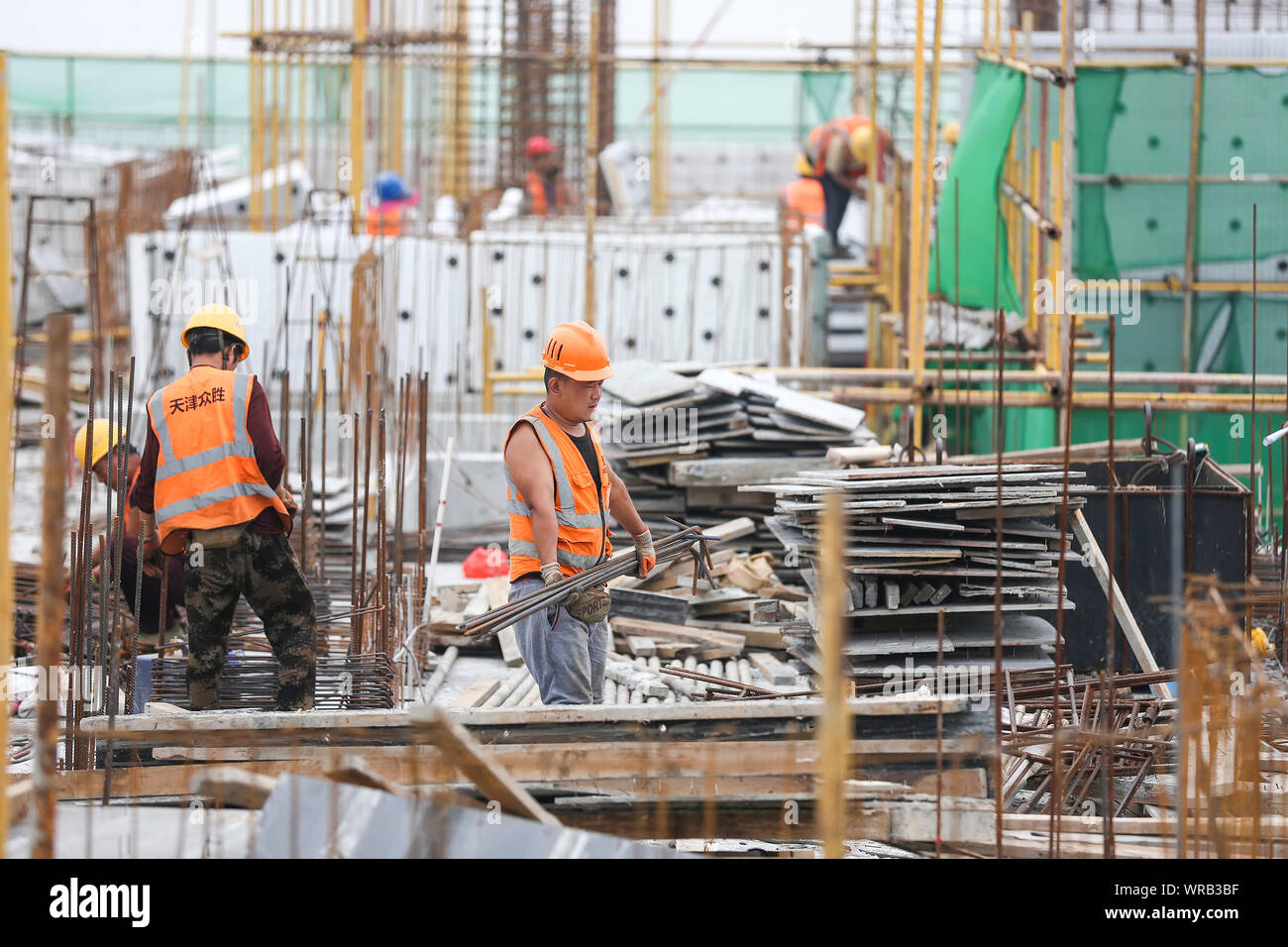 Chinese migrant workers construct a high-rise residential apartment ...
